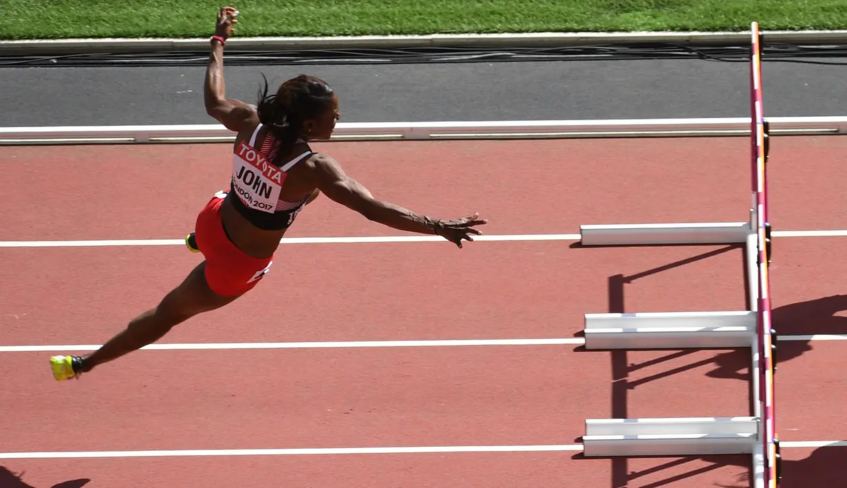 PHOTO: Detik-Detik Atlet Lari Halang Rintang Jatuh Hingga Ditandu ke ...