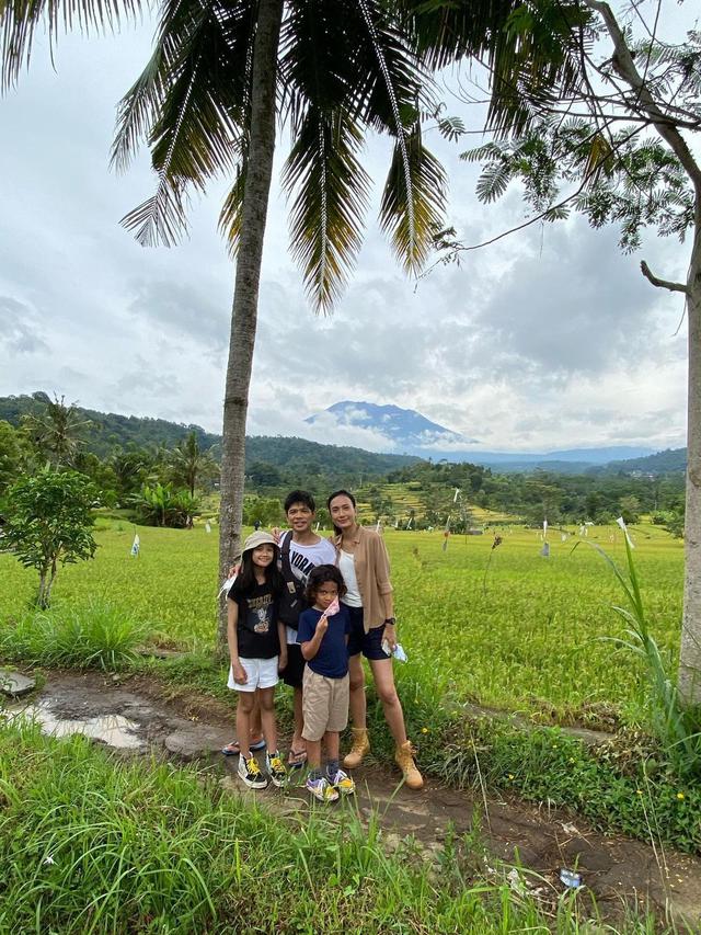 6 Potret Artika Sari Devi dan Keluarga Liburan di Bali, Momen di Sawah ...