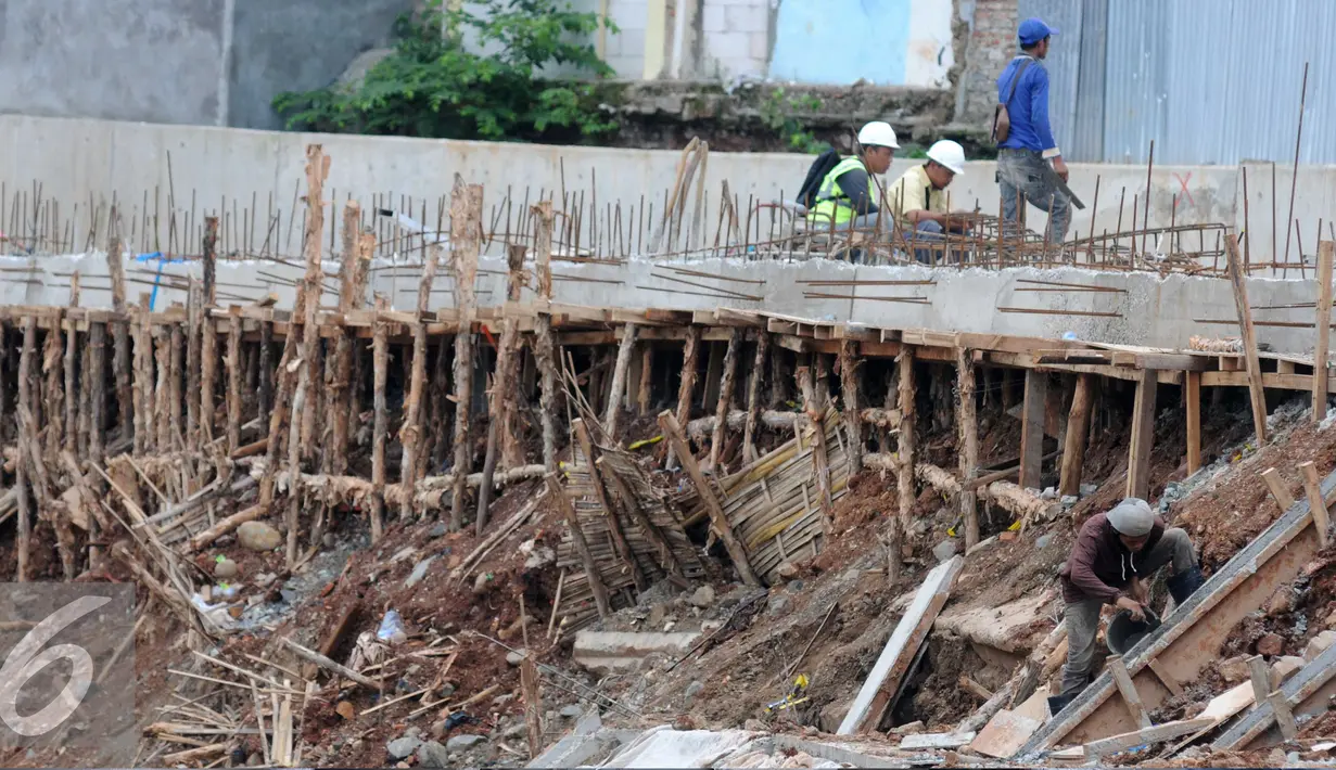 Pemasangan Turab Kampung Melayu Terus Digenjot - Foto Liputan6.com
