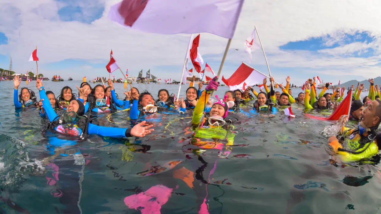Pengibaran Bendera di Dasar Teluk Manado Masuk Rekor Dunia - News ...