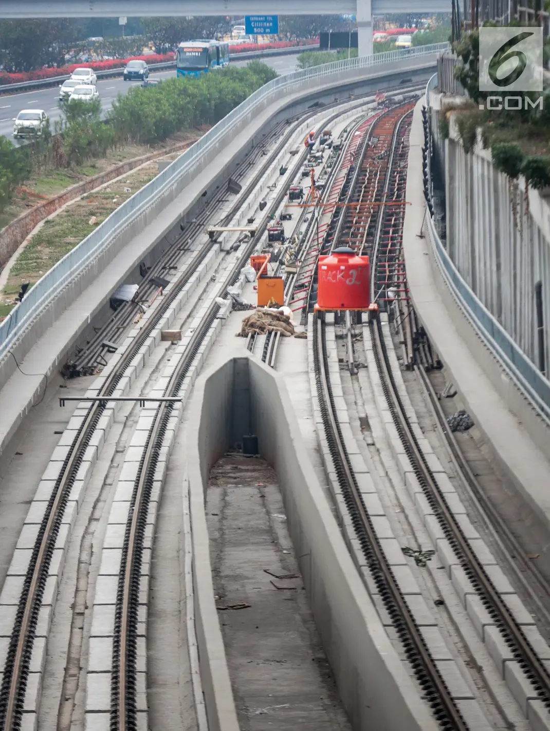 FOTO: Sudah Dipasangi Rel, Begini Penampakan Jalur LRT Rute Cibubur ...