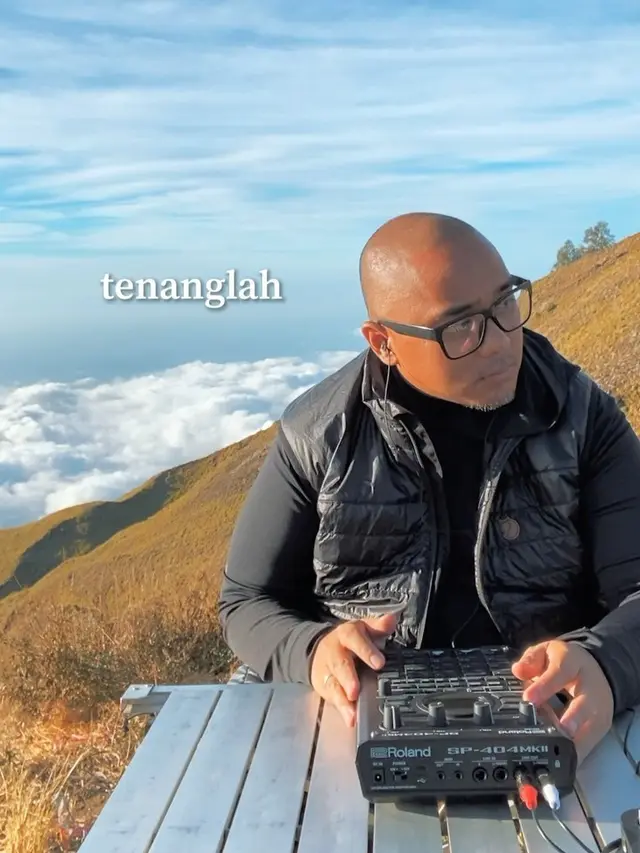 Cosplay Jadi Porter, Ini 7 Potret Igor Saykoji dan Istri Daki Gunung Rinjani - Hot Liputan6.com