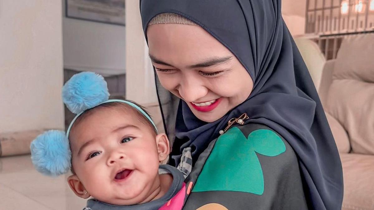 Kompaknya Ria Ricis dan Baby Moana Manjat di Mall, Sama-Sama Lincah - Entertainment Fimela.com