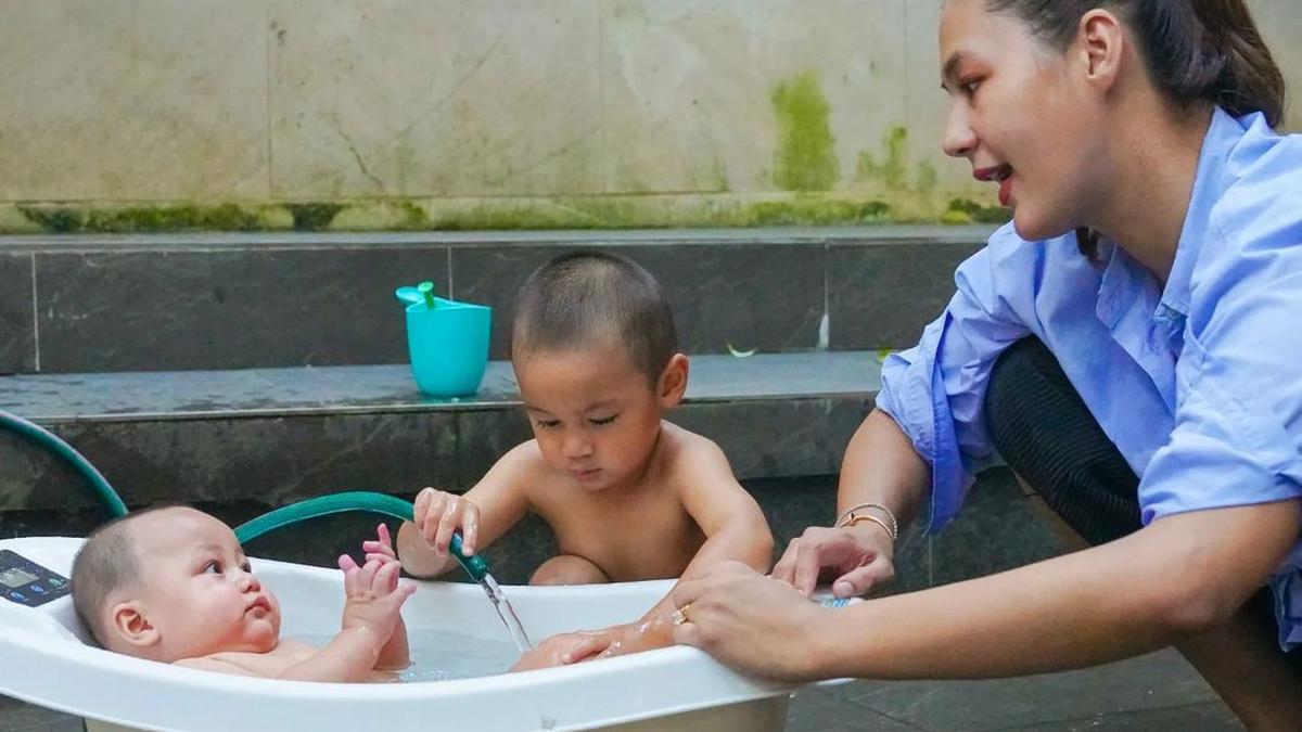 Menggemaskan, Potret Kiano dan Kenzo Mandi Bareng - Photo Fimela.com