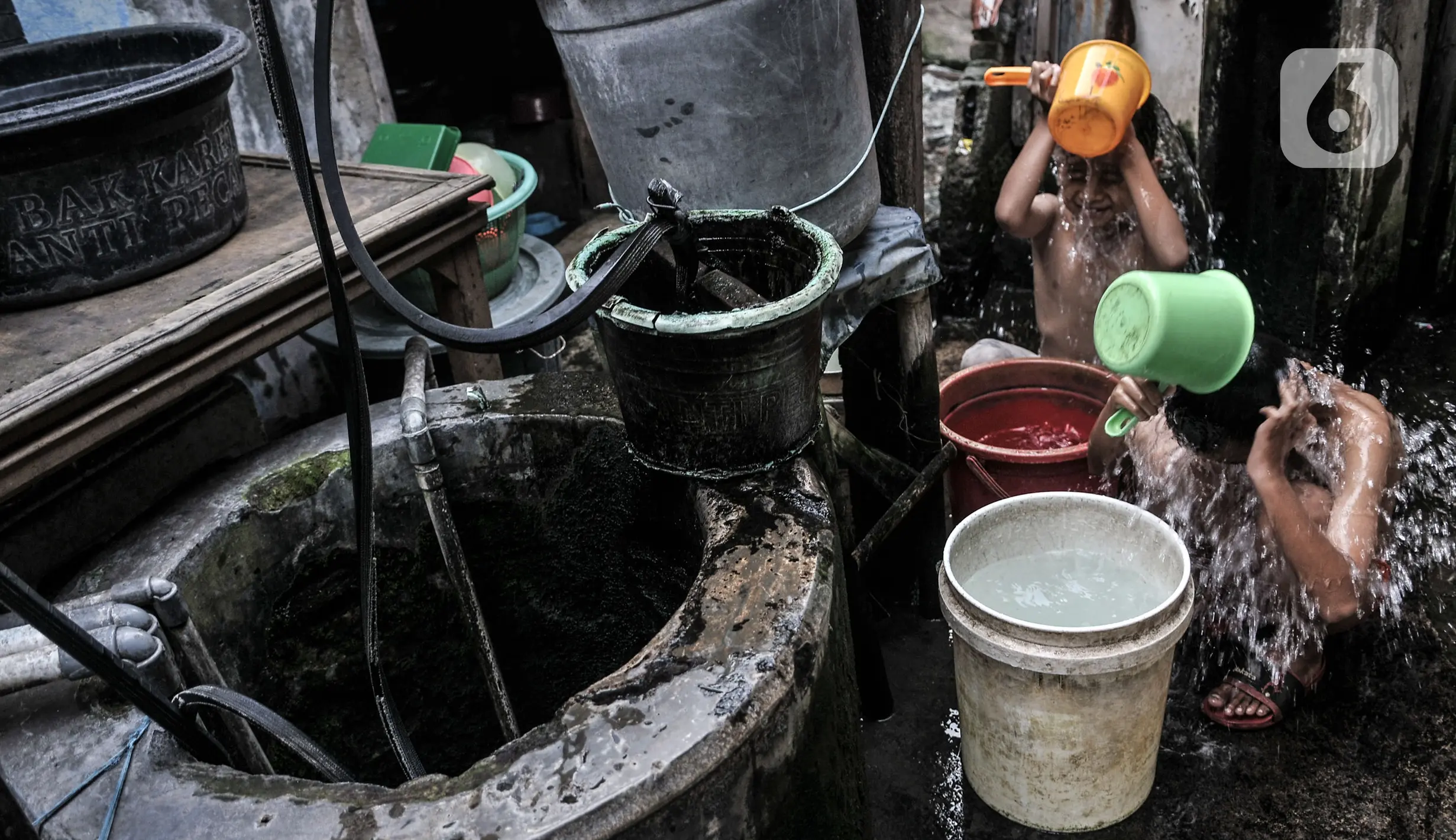 FOTO: Sumur Timba Masih Jadi Primadona Warga Pinggiran Ibu Kota - Foto ...