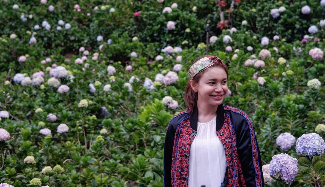 Rossa Pakai Bando Ini Makin Terlihat Manis, Awet Muda di Usia 44 Tahun ...