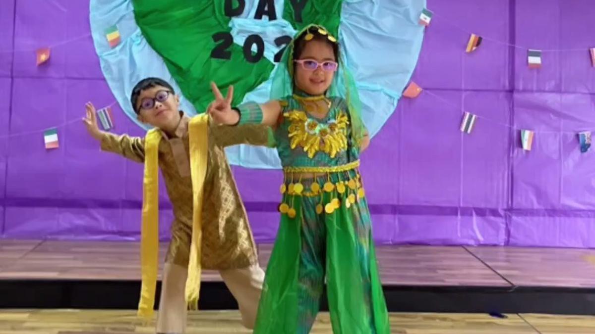 6 Potret Anak Kembar Cynthia Lamusu Cosplay ala Shahrukh Khan dan Kajol