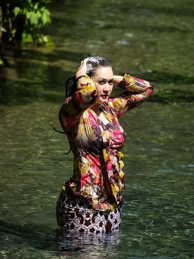 6 Potret Nafa Urbach Main di Sungai, Momen Makan Mi Hingga Keramas Curi Perhatian - Hot Liputan6.com