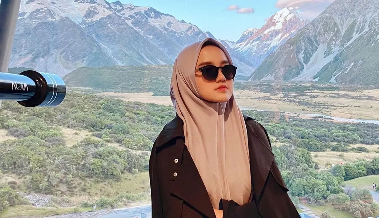 Gaya Wirda Mansur Pakai Kacamata Hitam, Penampilannya Makin Kece - Foto Liputan6.com