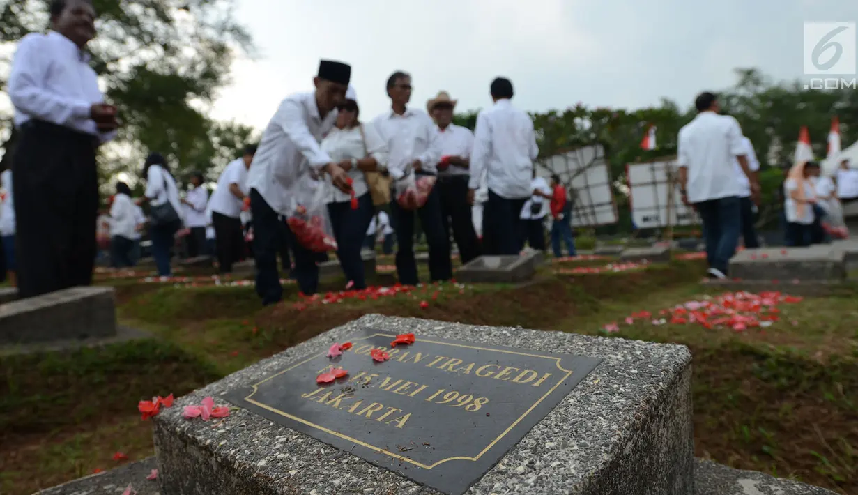 FOTO: Peringatan Tragedi Mei 1998 di TPU Pondok Ranggon - Foto Liputan6.com