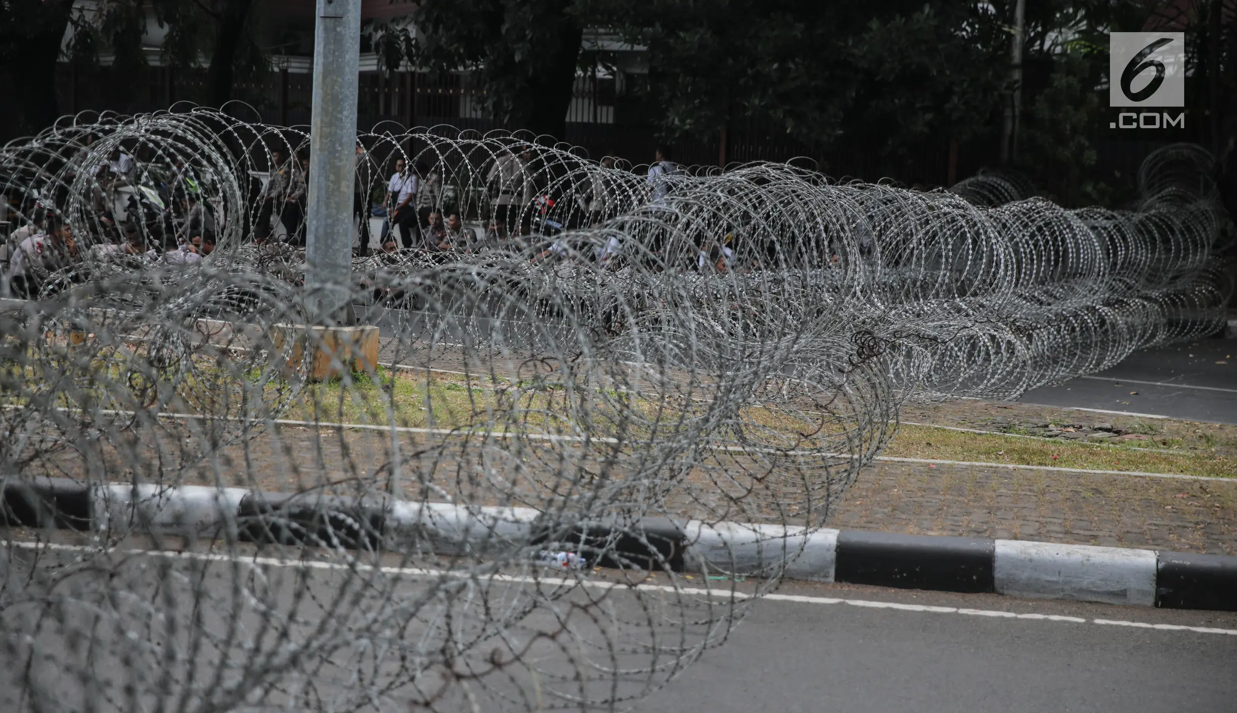 PHOTO: Jelang Aksi, Polisi Pasang Barikade Kawat Berduri di Kedutaan ...