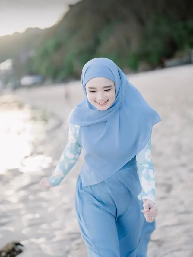 Potret Inara Rusli Tetap Cantik Pakai Hijab Syari saat ke Pantai - Entertainment Fimela.com