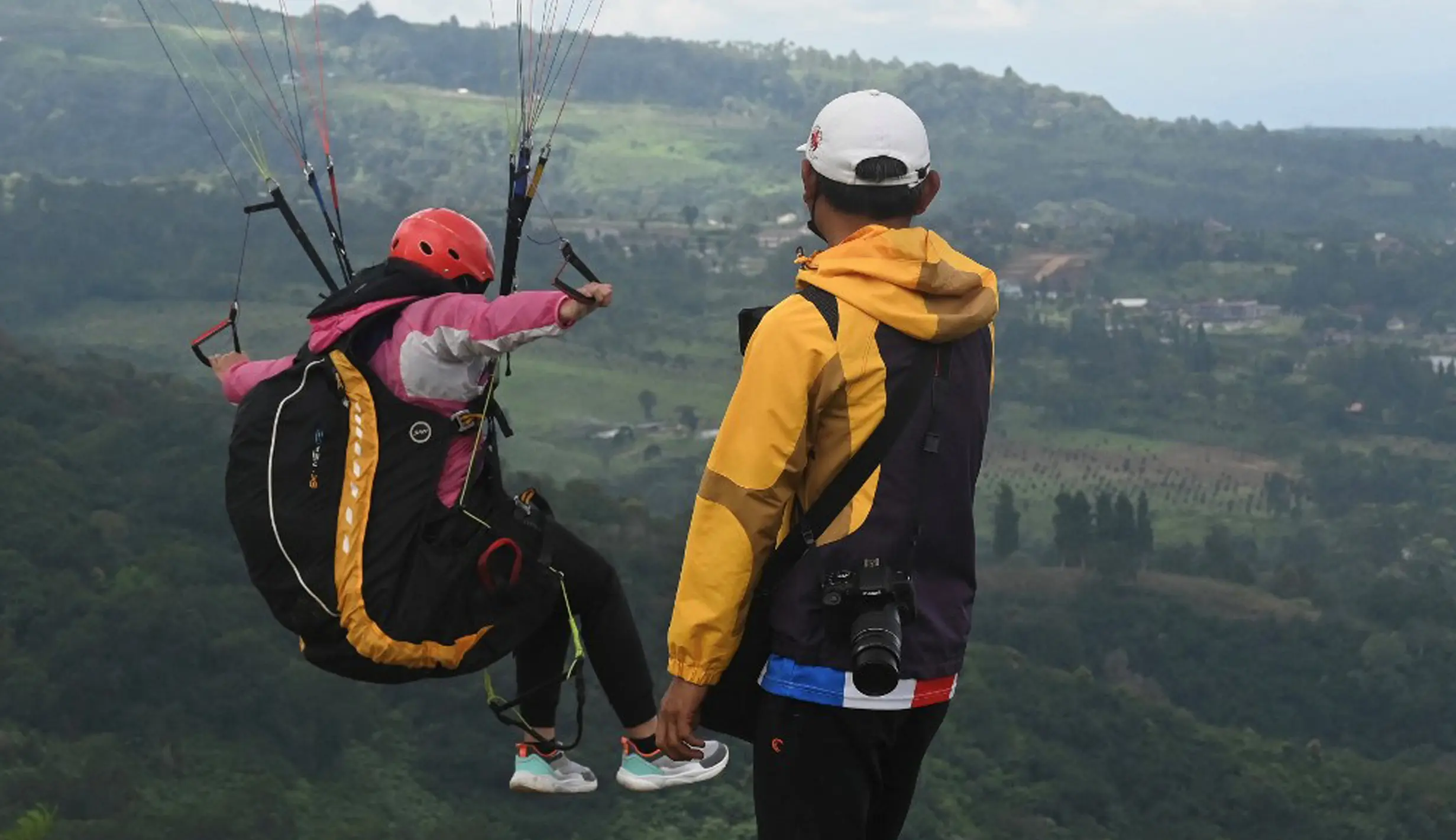 FOTO: Memacu Adrenalin Naik Paralayang di Puncak Bogor - Foto Liputan6.com