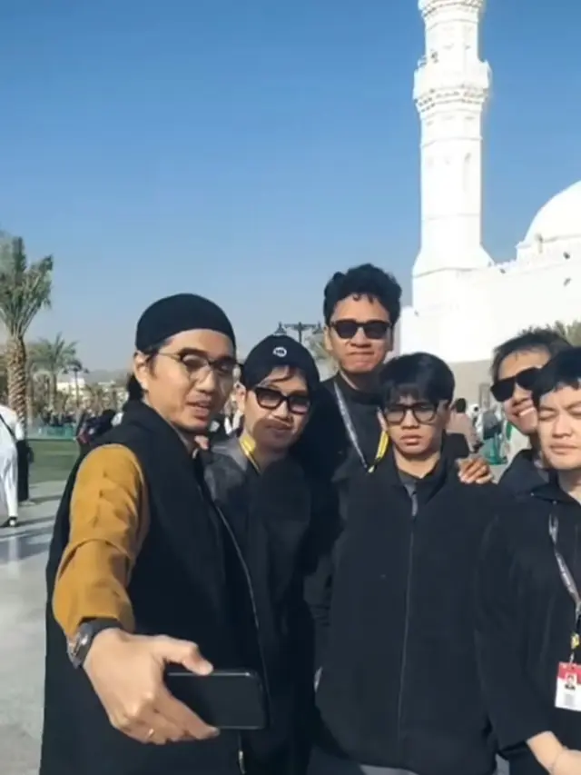 7 Potret Sheila On 7 Umrah Bareng Sakti Eks Gitaris, Penantian 18 Tahun ...