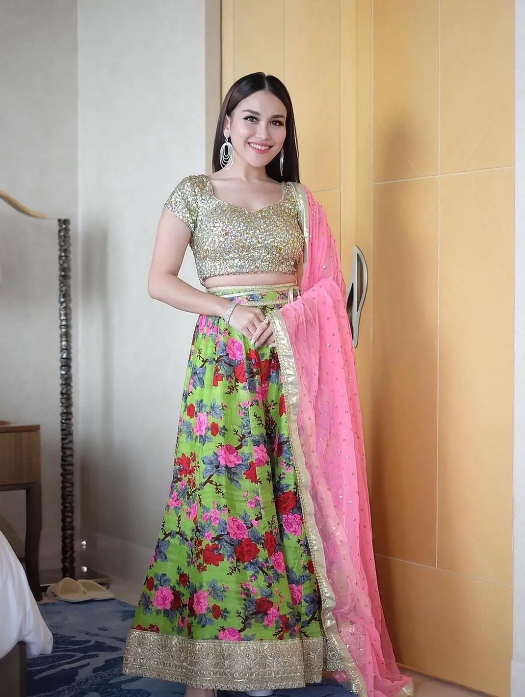 10 Potret Adu Gaya Artis Pakai Kain Sari India, Jessica Mila-Fuji ...