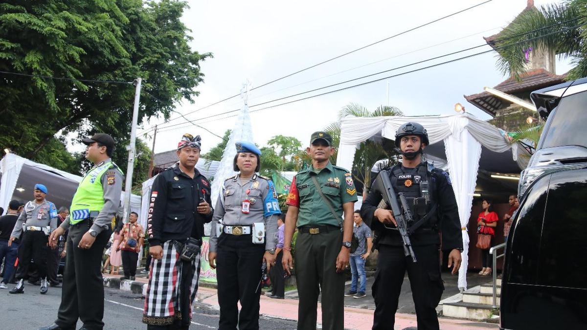 Pecalang Turut Jaga Keamanan Natal di Bali