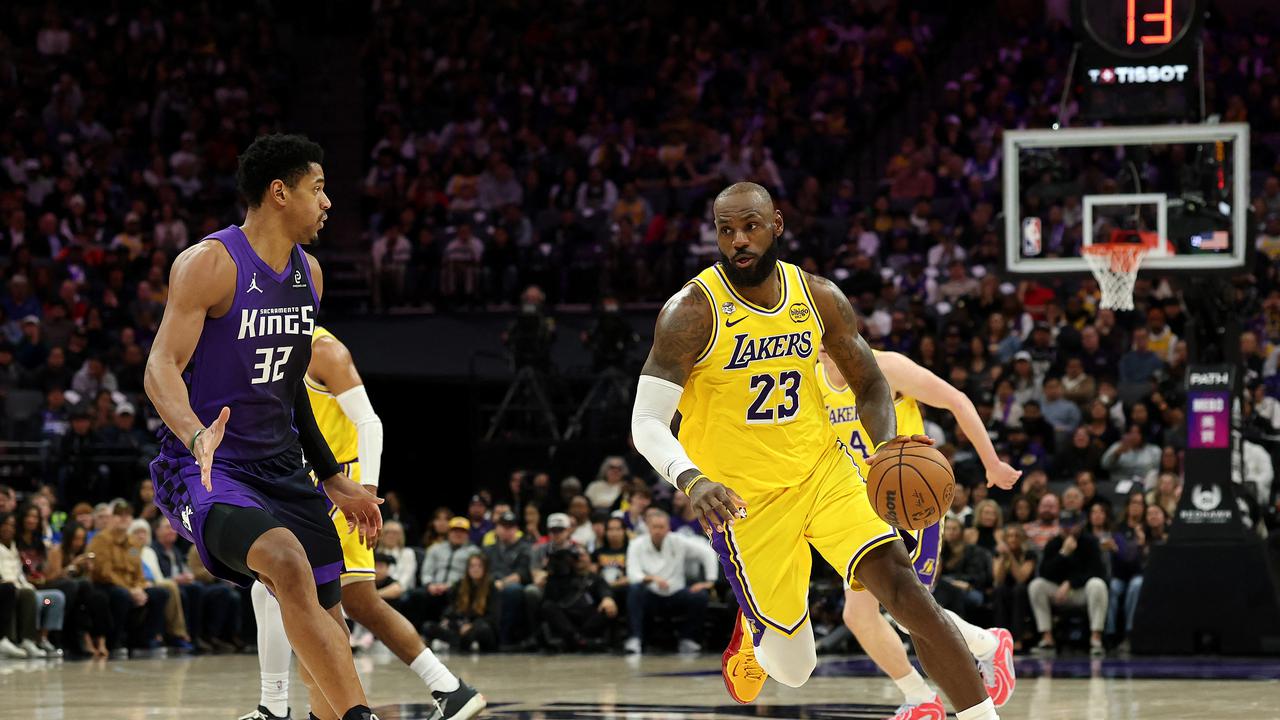 NBA: Kings Rusak Debut LeBron James dengan Emblem 23 Tahun