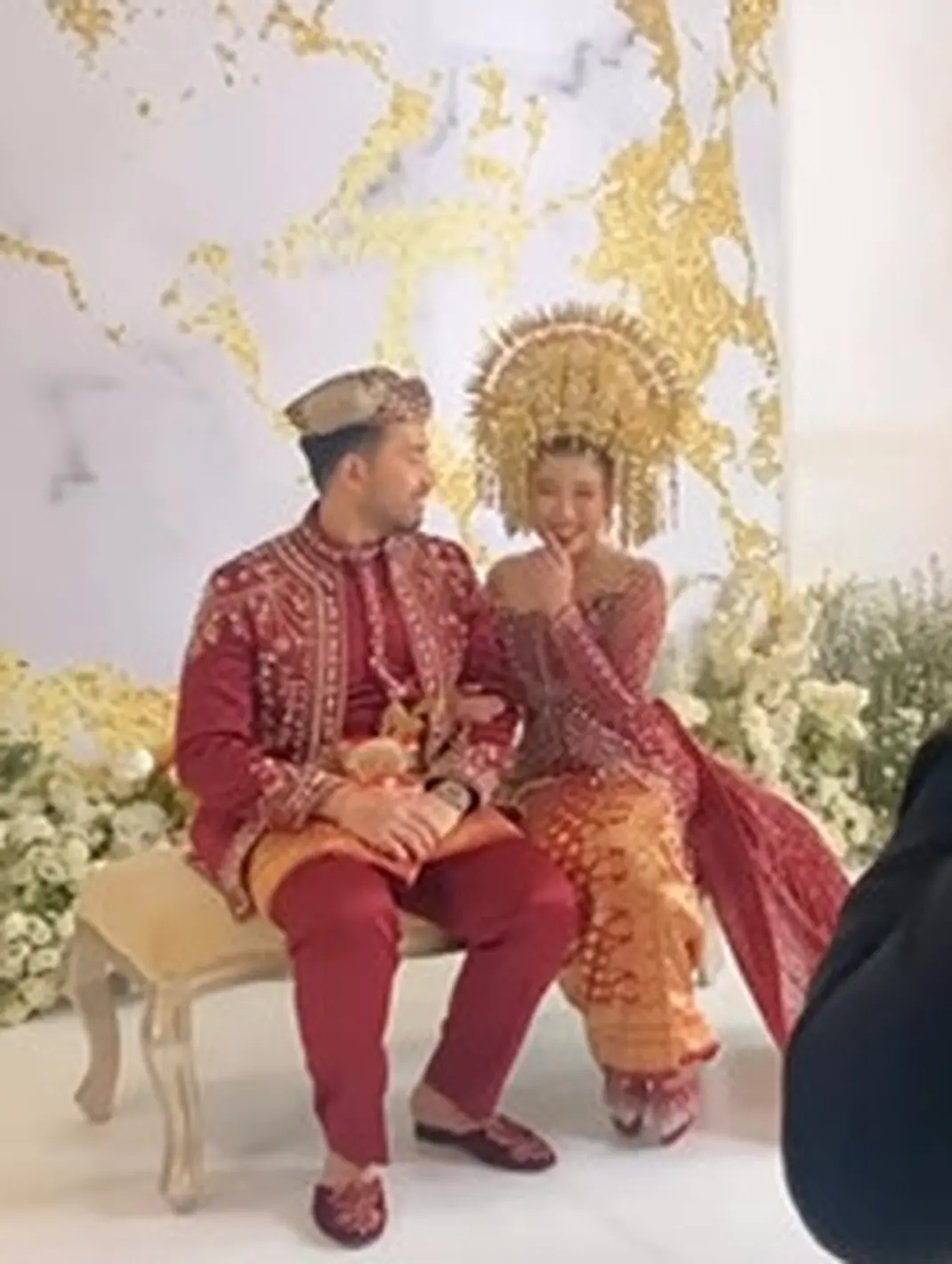 8 Potret Anggun Kiky Saputri yang Bertubuh Mungil Saat Kenakan Kebaya Merah dan Suntiang Megah ...