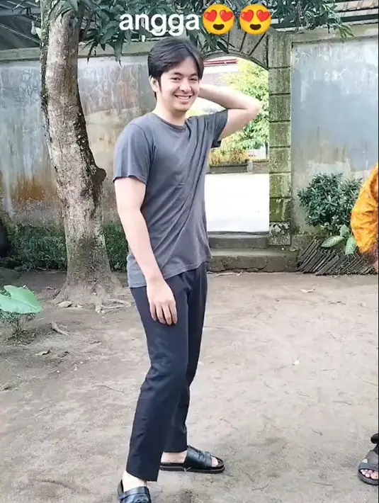 Potret Angga Yunanda Pulang Kampung, Penampilannya Jadi Sorotan - Photo Fimela.com