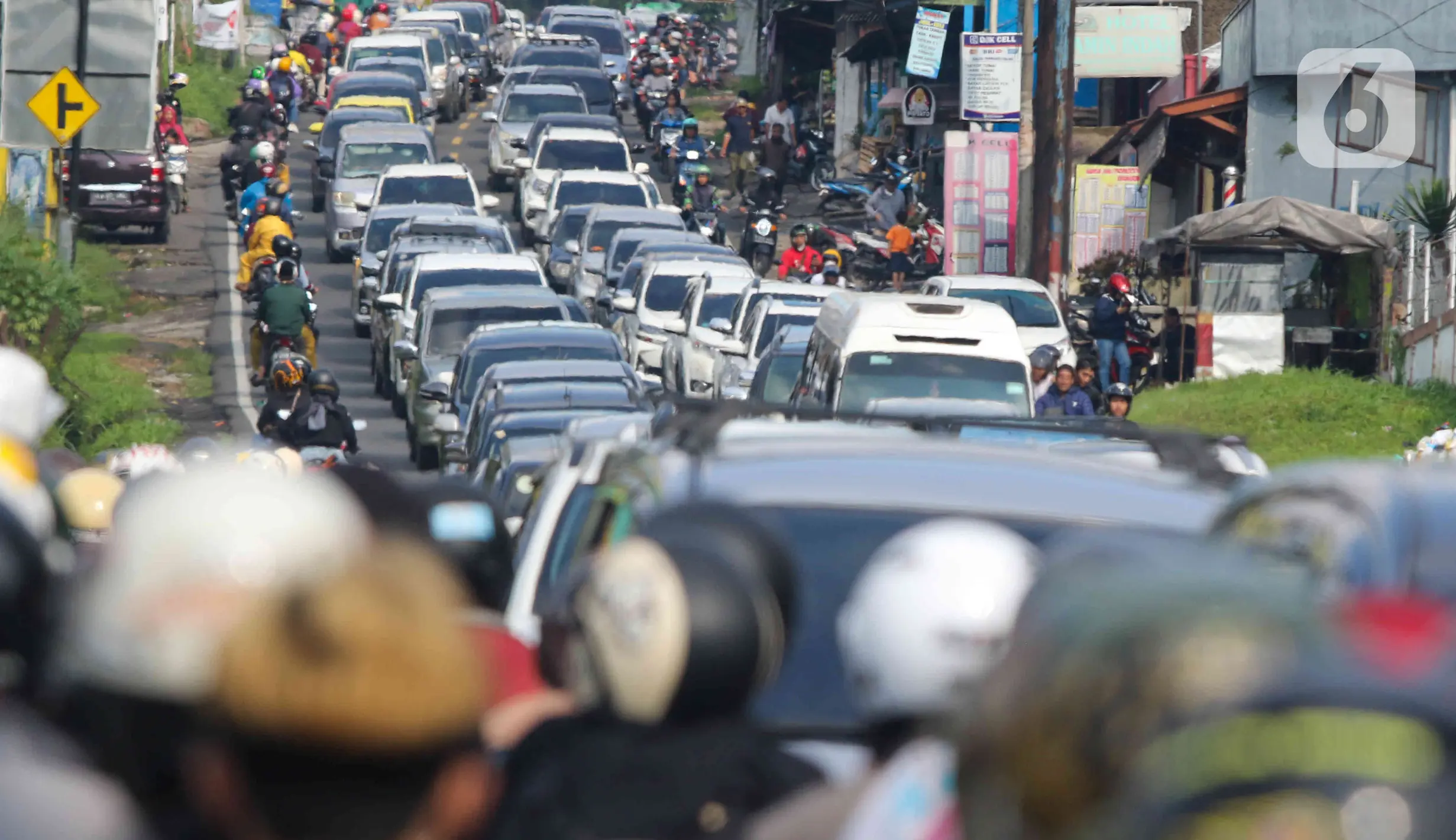 FOTO: Penampakan Ramainya Jalan Raya Puncak - Foto Liputan6.com