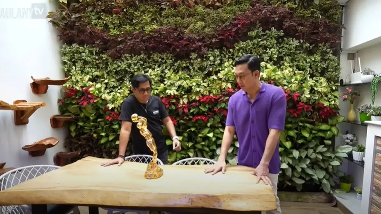 7 Potret Ruang Podcast Denny Sumargo, Minimalis dengan Dinding Tanaman ...