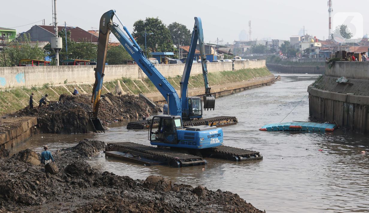 FOTO: Cegah Sedimentasi, Endapan di Sungai Ciliwung Dikeruk - Foto ...