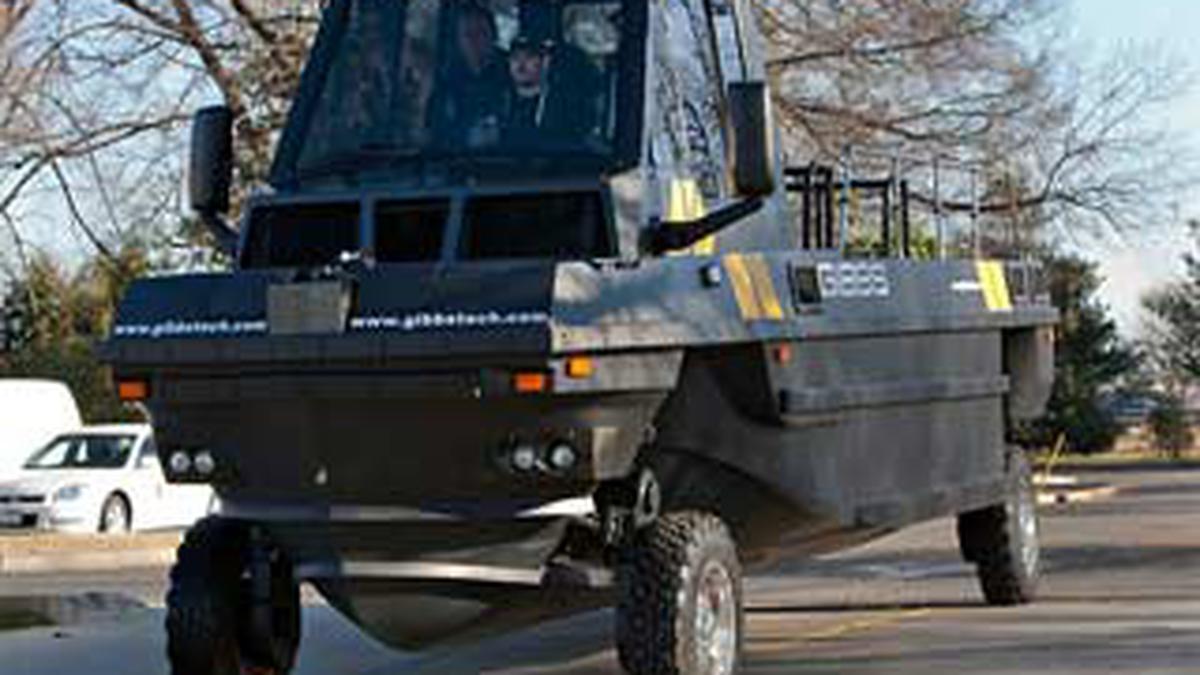 Hanya 10 Detik, Phibian Berubah Perahu - Otomotif Liputan6.com