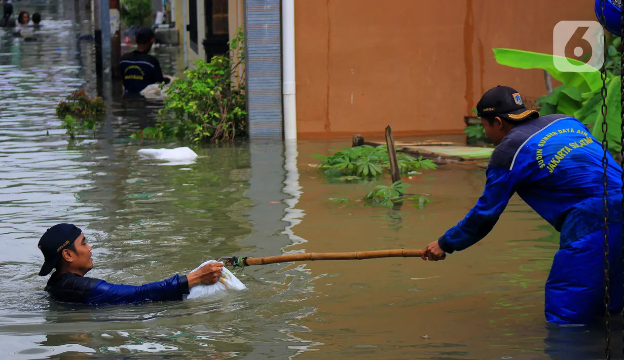 FOTO: Bukit Duri Kebanjiran, Sudin SDA Kewalahan Bersihkan Sampah ...