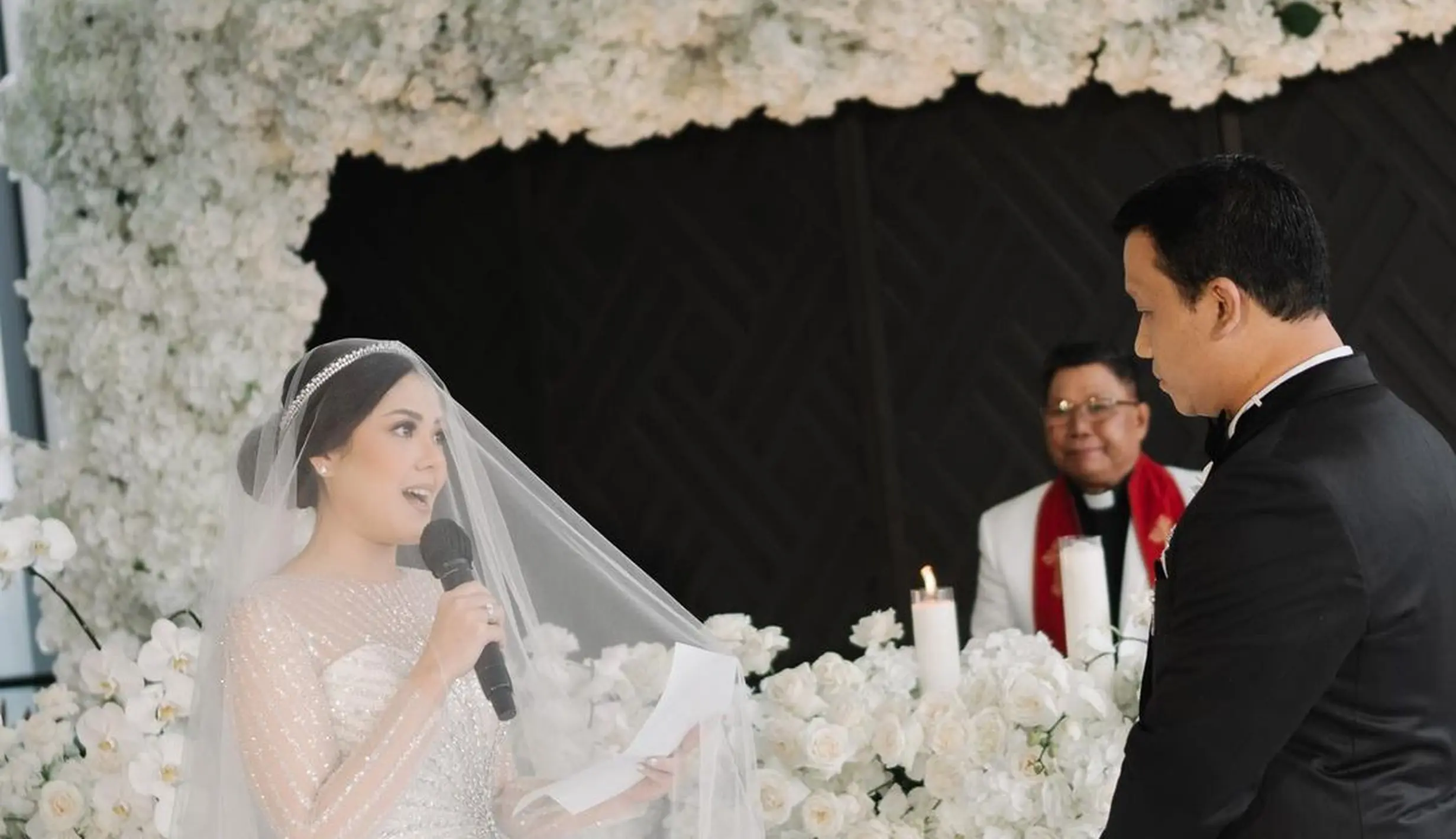 8 Pesona Cantik Tina Toon Bak Princess dengan Gaun Kristal Serupa di ...