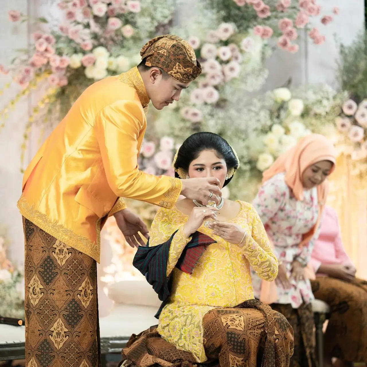6 Potret Anggun Bumil Erina Gudono dengan Kebaya Kuning Cerah saat ...