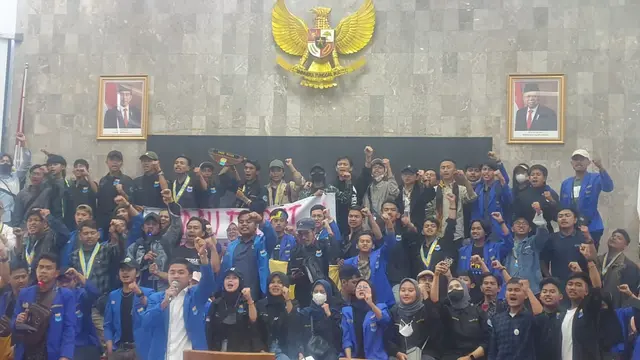 Ratusan Mahasiswa Garut Duduki Kantor DPRD Garut Tolak Kenaikan Harga BBM Bersubsidi - Regional ...