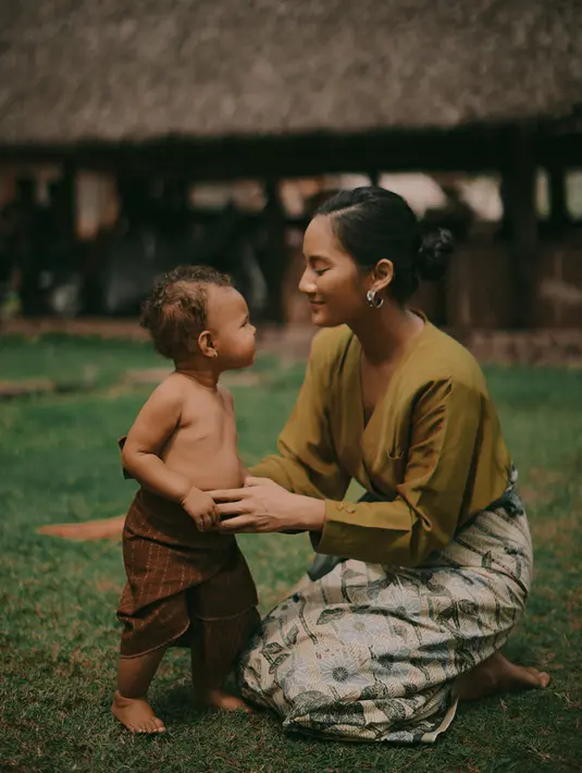 FOTO: Gaya Anggun Tara Basro Dalam Balutan Pakaian Tradisional - Foto ...