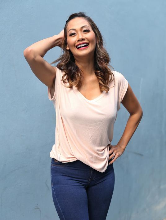 Jarang terlihat, Intip penampilan Indah Kalalo terkini - Photo Fimela.com