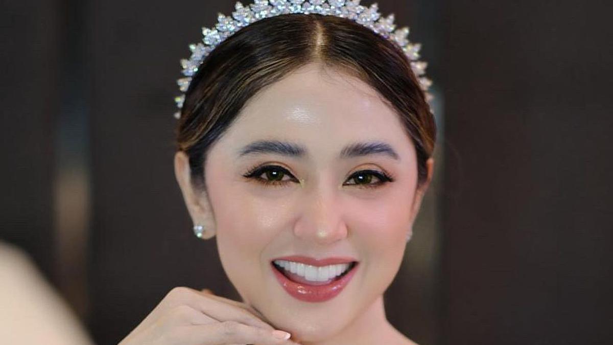 6 Tampilan Wajah Glowing Dewi Persik Kenakan Gaun Putih, Dipuji Cantik ...