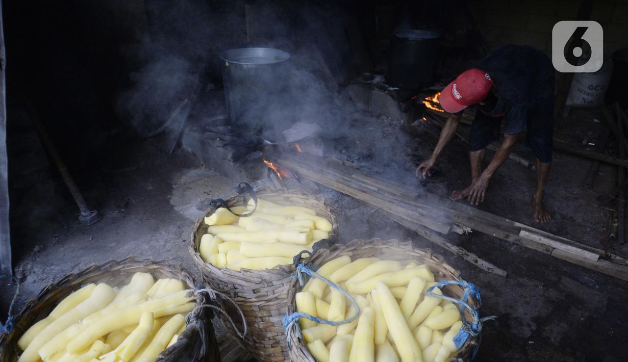 FOTO: Melihat Proses Pembuatan Tape Singkong - Foto Liputan6.com