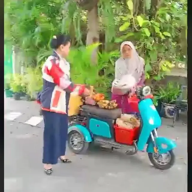 Iriana Jokowi Borong Dagangan Tukang Sayur Keliling di Rumahnya, Penampilannya Bikin Salfok ...