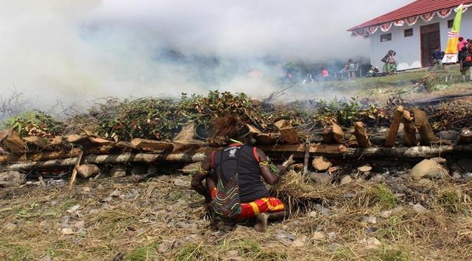 Menyaksikan Uniknya Upacara Bakar Batu di Tanah Papua - Lifestyle ...