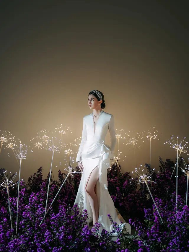 7 Pemotretan Celia Thomas dengan Dress Bernuansa Putih Ini Tampil ...