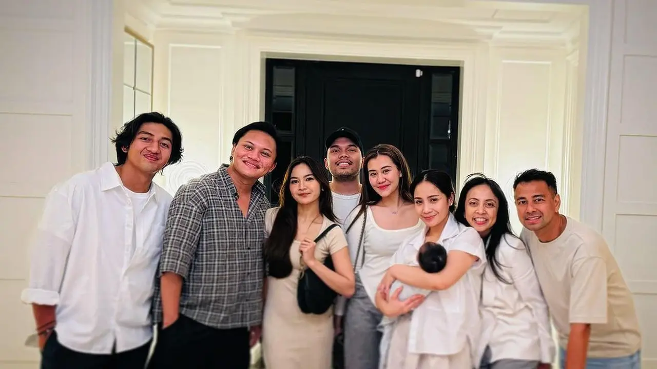 6 Momen Artis Jenguk Bayi Lily Anak Angkat Raffi Ahmad, Ada Pasangan ...