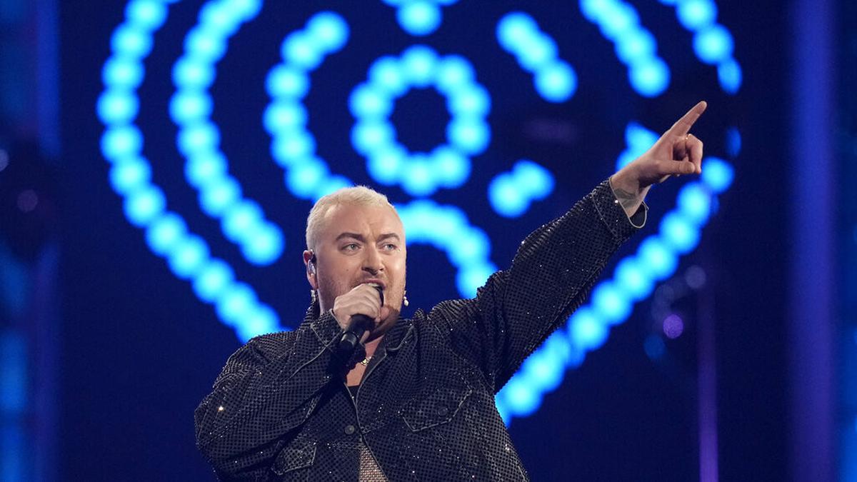 Sam Smith Beraksi di Panggung iHeartRadio Music Festival dengan Gaya ...