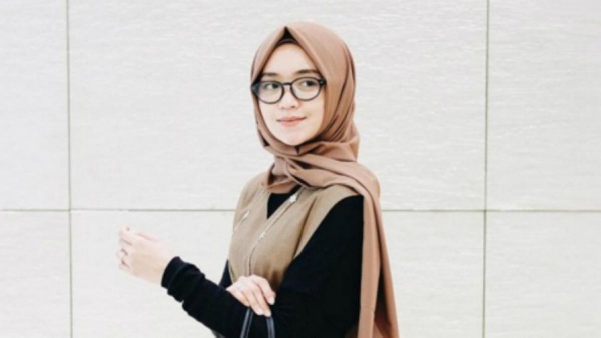 Tutorial Hijab Simple untuk Maniskan Bulan Ramadhan - Fashion Fimela.com