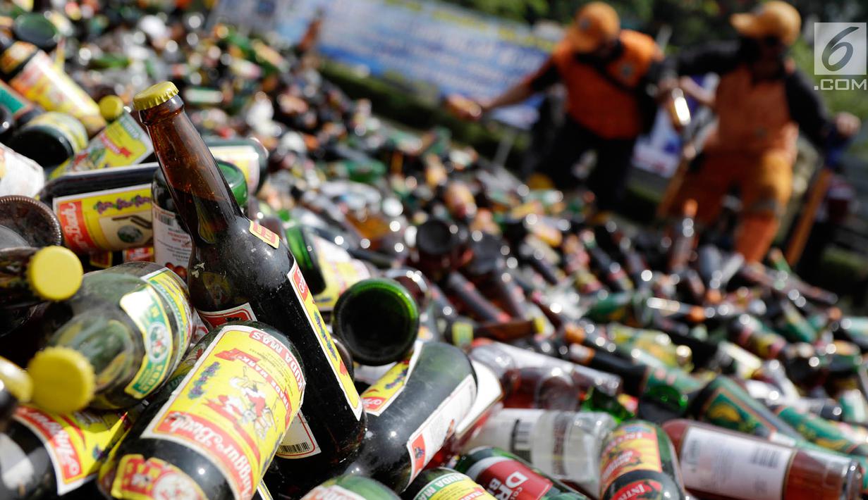 Jelang Ramadan, Ribuan Botol Miras Dimusnahkan Polres Jakarta Selatan - Foto Liputan6.com