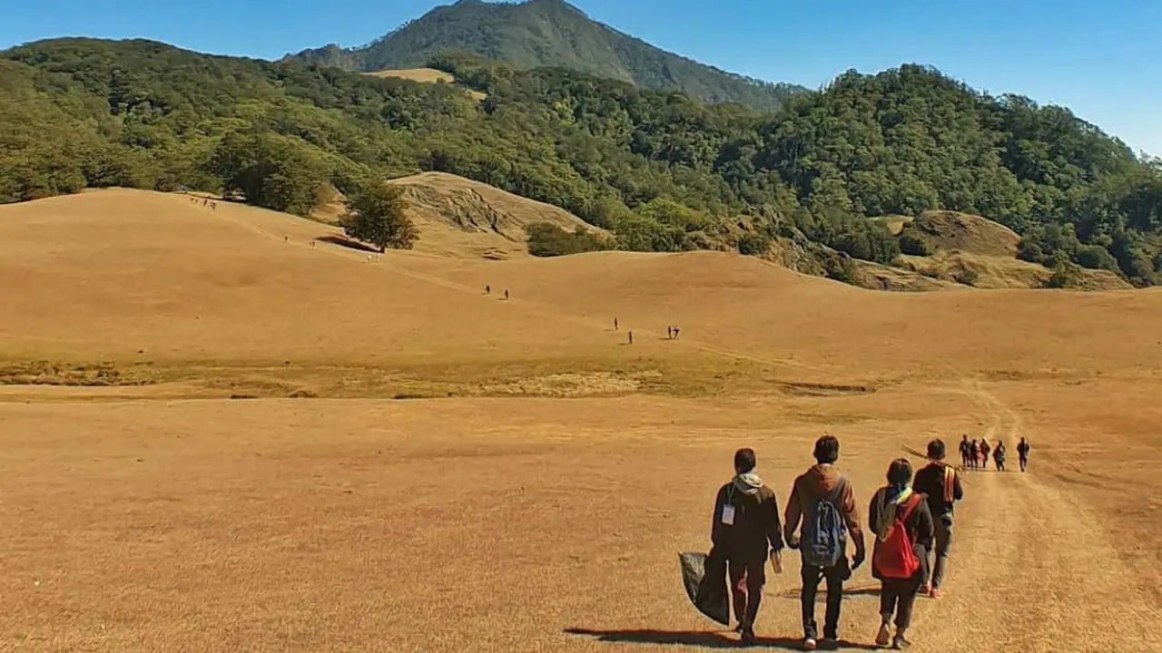 6 Fakta Menarik Gunung Mutis yang Masih Dihuni Suku Tertua di NTT ...