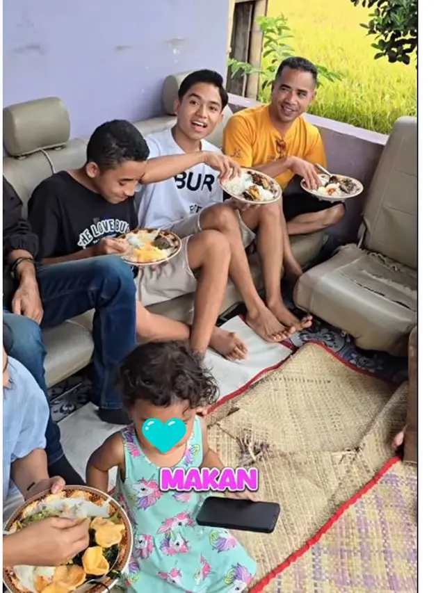 8 Potret Kegiatan Betrand Peto di Kampung Halaman NTT, Mancing hingga Main Bola - Hot Liputan6.com