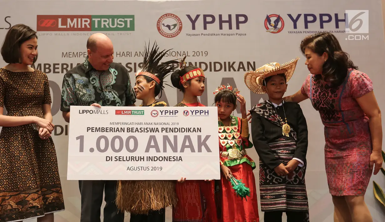 FOTO: 1.000 Anak di Daerah Terpencil Terima Beasiswa Pendidikan - Foto ...
