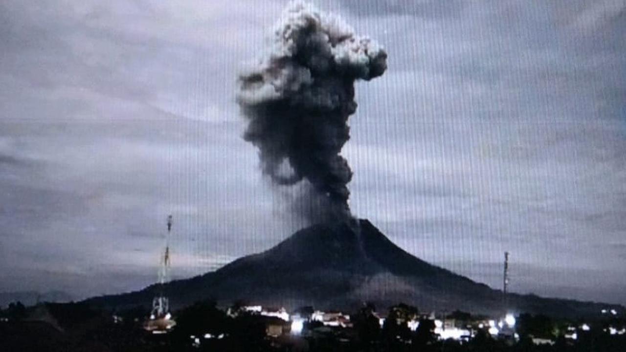 Gunung Sinabung Erupsi Rabu Dini Hari Tadi, Semburkan Abu Vulkanik ...