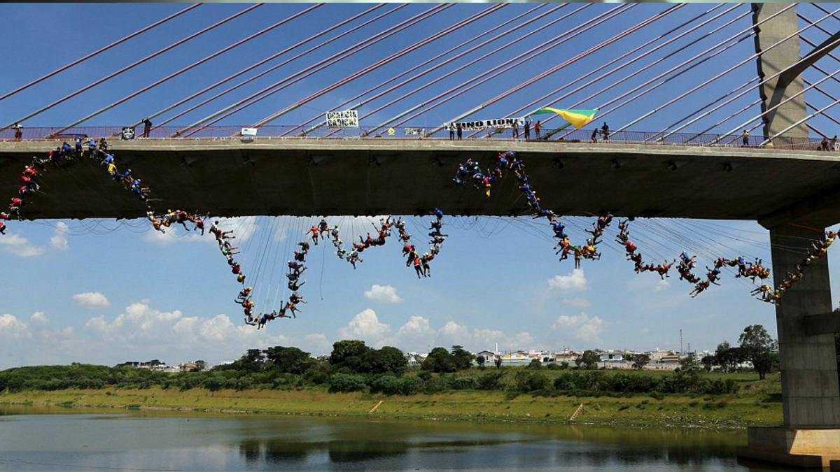 Potret 149 Orang Lompat Jembatan untuk Pecahkan Rekor Dunia
