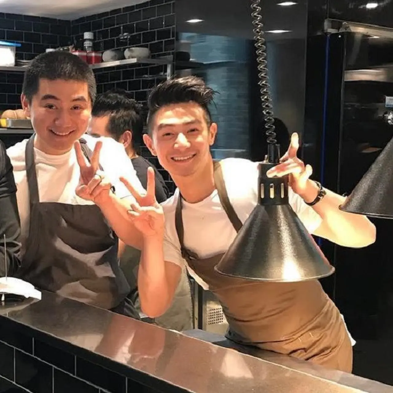 7 Potret Kebersamaan Chef Arnold dan Adiknya dari Masa ke Masa