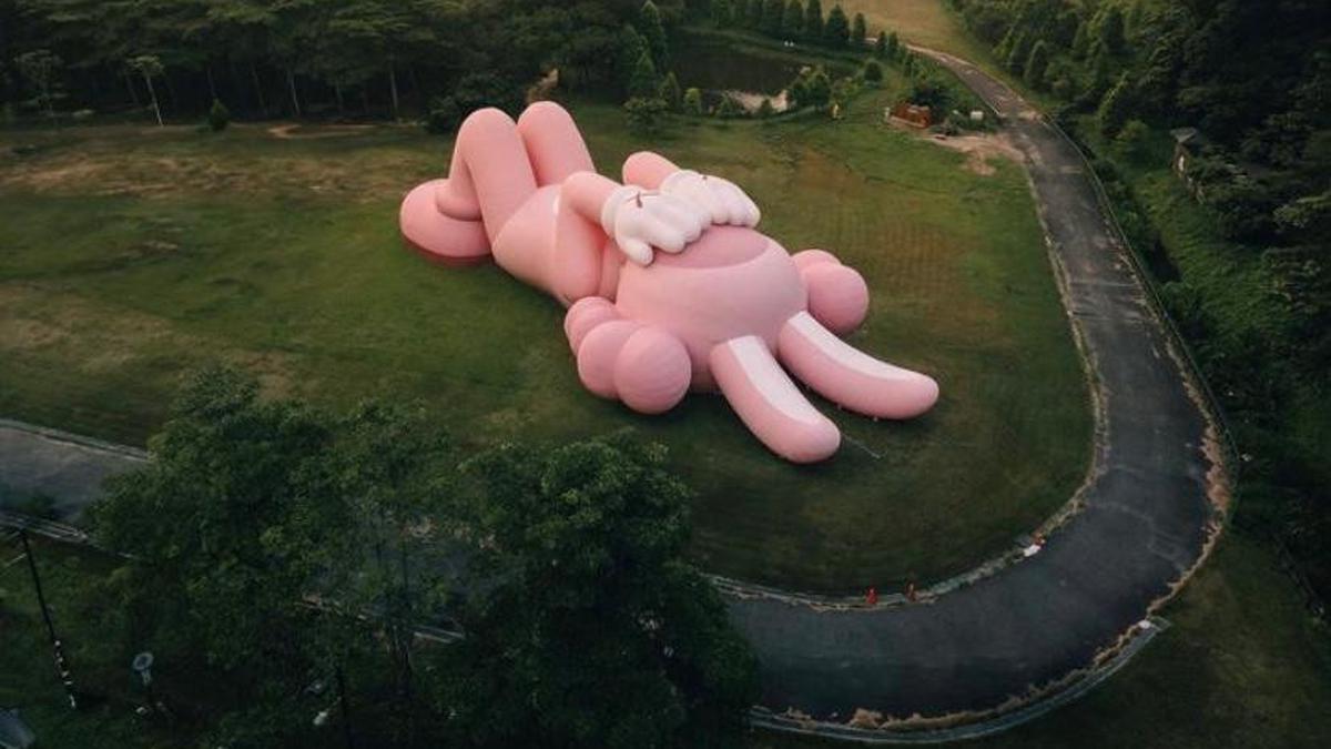 6 Potret Gemasnya Instalasi Raksasa Kaws Mejeng di Kompleks Candi ...