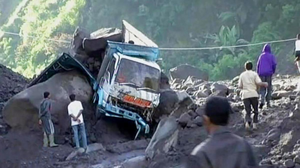 [VIDEO] 2 Truk Terseret Banjir Lahar Hujan Gunung Merapi - News Liputan6.com